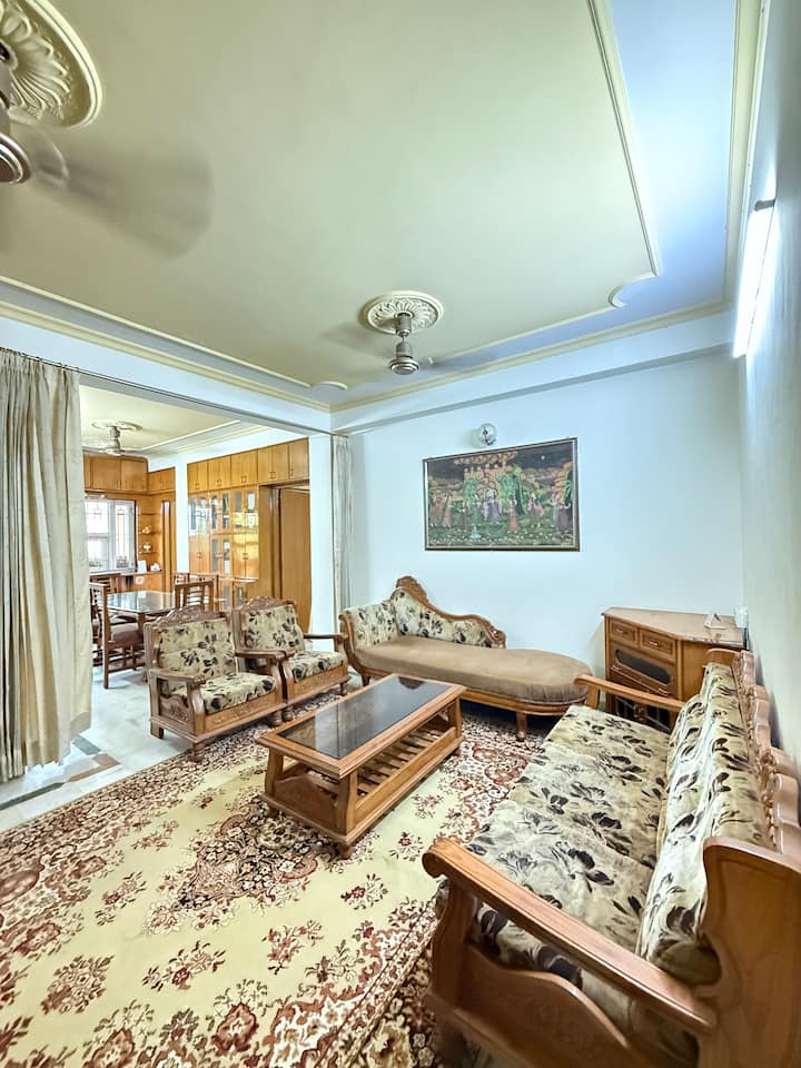 Spacious 3bhk Stay With Balcony & Kitchen Comforts - Jaipur