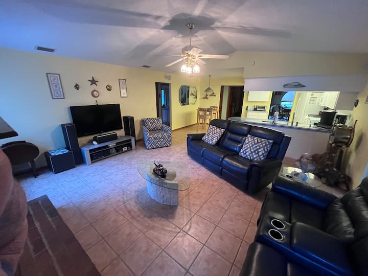 Beautiful Home On Large Lot, Pool And River W/dock - Riverview, FL