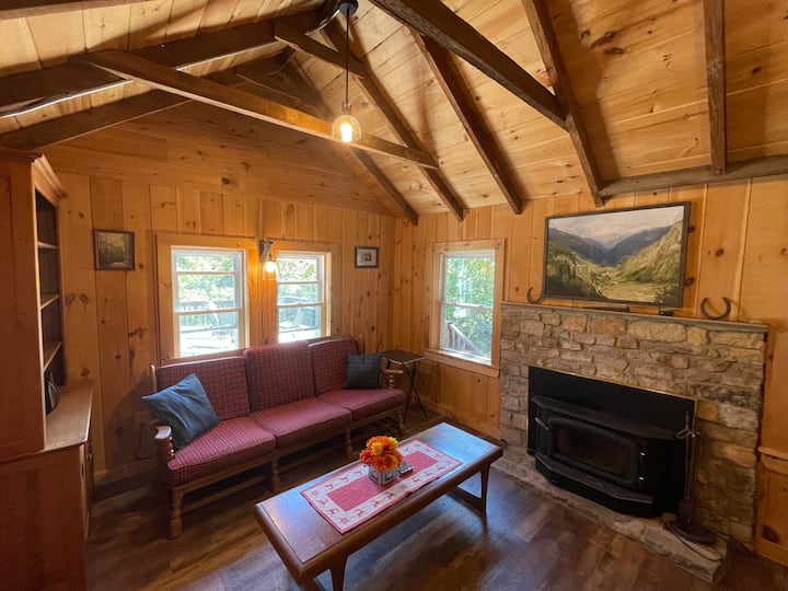 Waldhaus: Historic Log Cabin For 4 With Large Deck - Luray, VA
