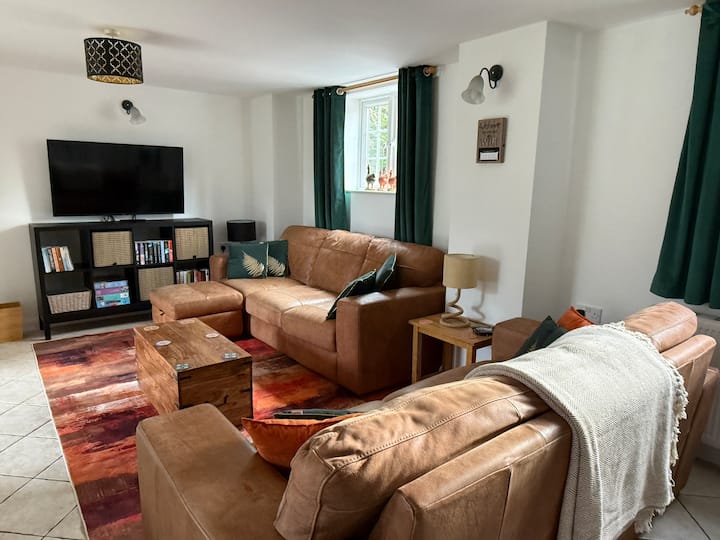Beautiful Riverside Apartment, Enclosed Garden - Dorset