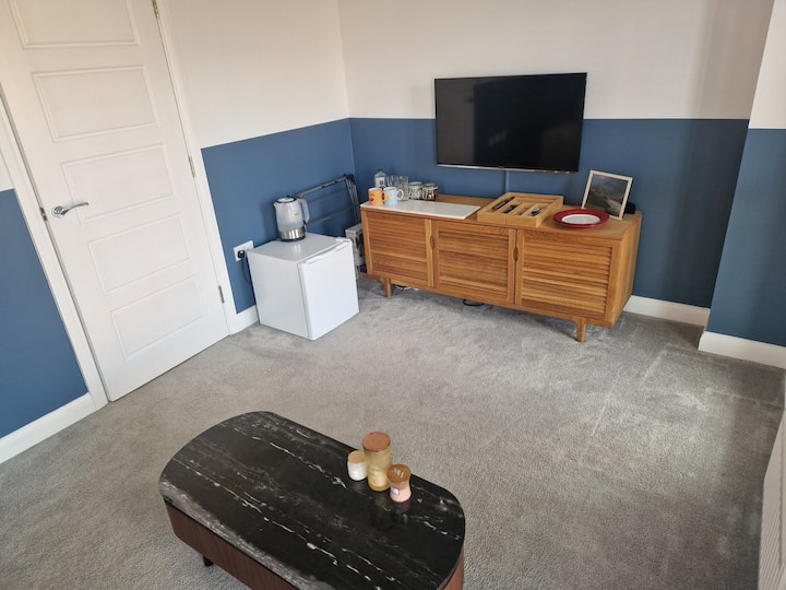 Large Bedroom With En Suite - Bristol