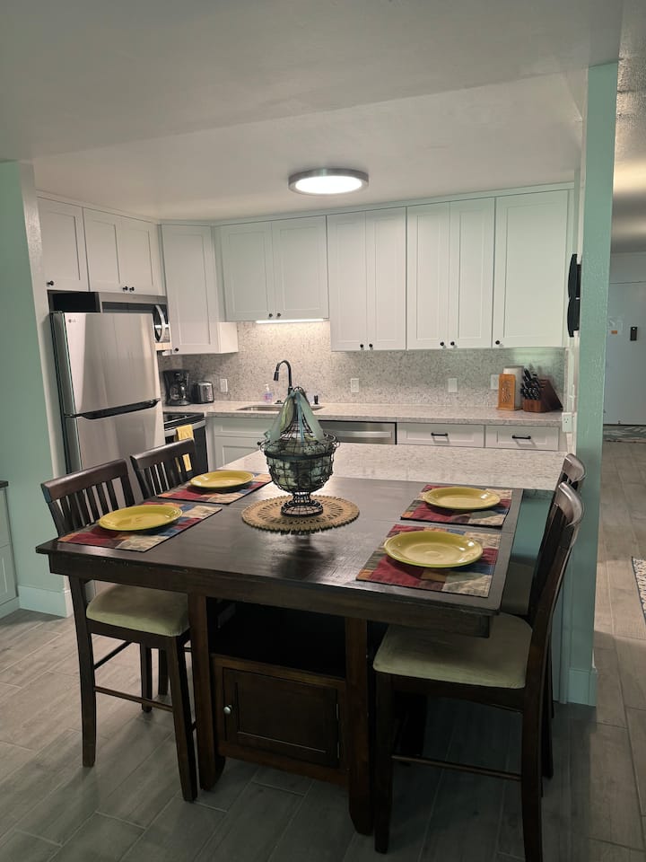 Beautiful Remodel King Bed Sleeps 4, 1 Bdrm 2 Bath - Haleiwa, HI
