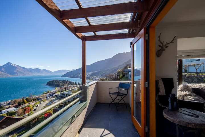 Luxe Lakehouse | Lake + Mountain Views, 3 Ensuites - Queenstown, New Zealand
