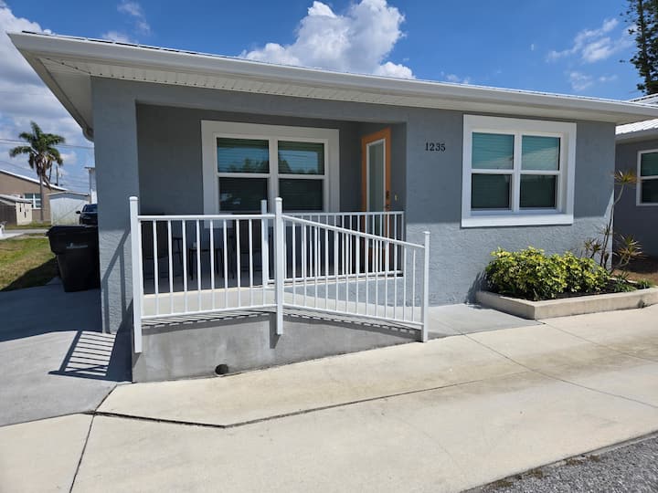 Cozy House In Sunny Sarasota - Sarasota, FL