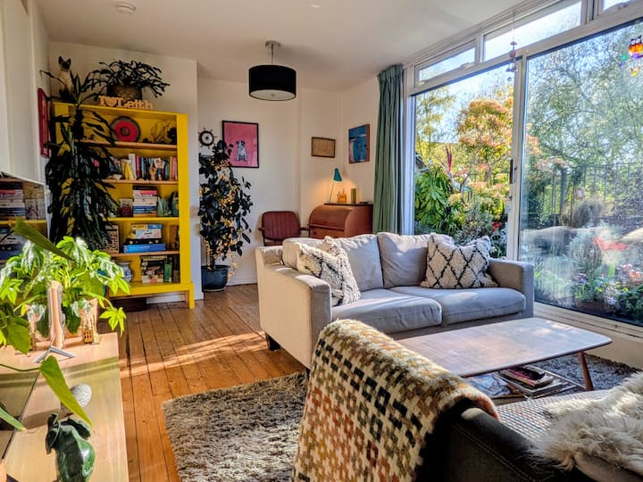 3 Bedroom Balcony Flat - Edinburgh, UK