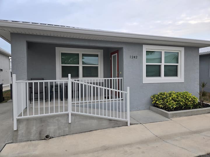 Peaceful Home In Sunny Sarasota - Sarasota, FL