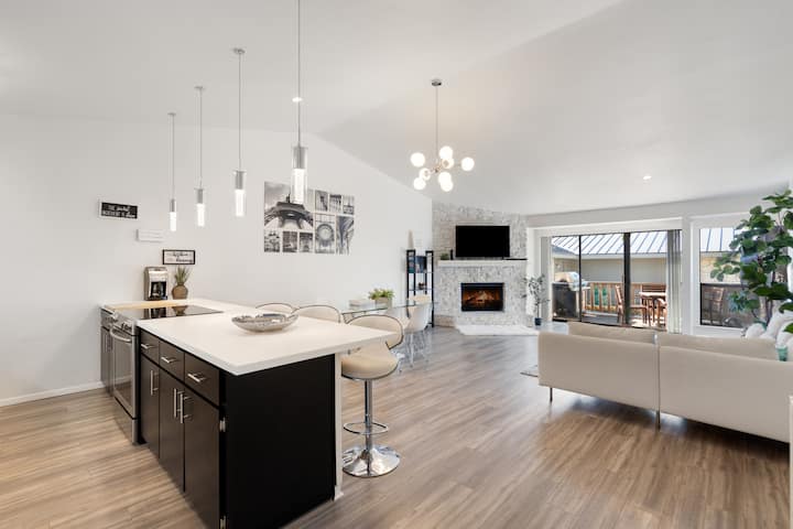 Modern Townhouse Steps From Golf Course - Horseshoe Bay, TX