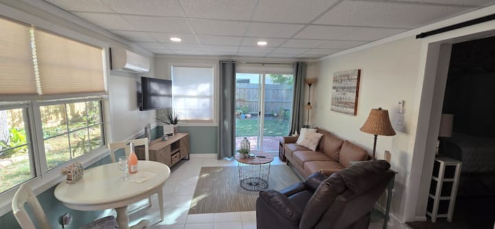 *Recently Updated* Cozy Oasis, Centrally Located - Sarasota, FL