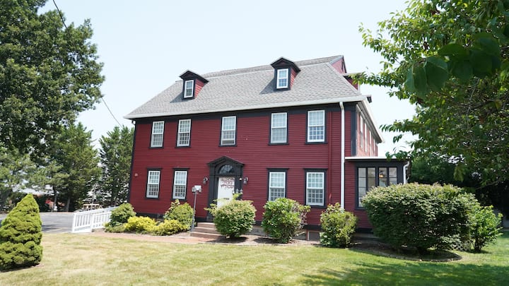 Perfect Wedding Hub: Ample Parking, Hotel Adjacent - 紐波特