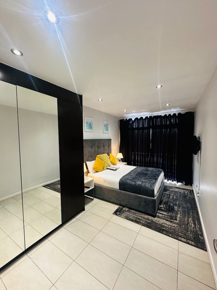 Modern Apt In Sandton With Back Up Power - Sandton