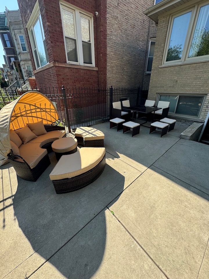 Beautiful 3 Bed 1 Bath! Free Parking In Logan Sq! - Chicago, IL