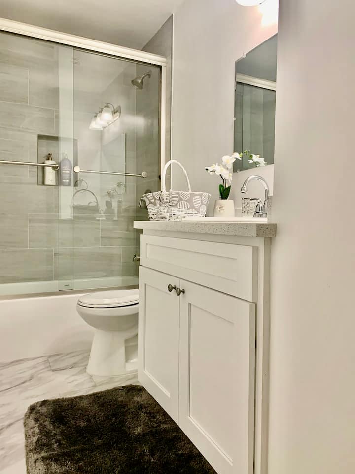 Bev Hills | West Hollywood Premium G Suite - Beverly Hills, CA