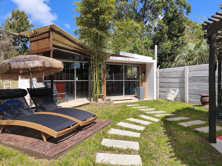 Refugio Balinés Con Alberca, Entre Pinos Y Mar. - Uruguay