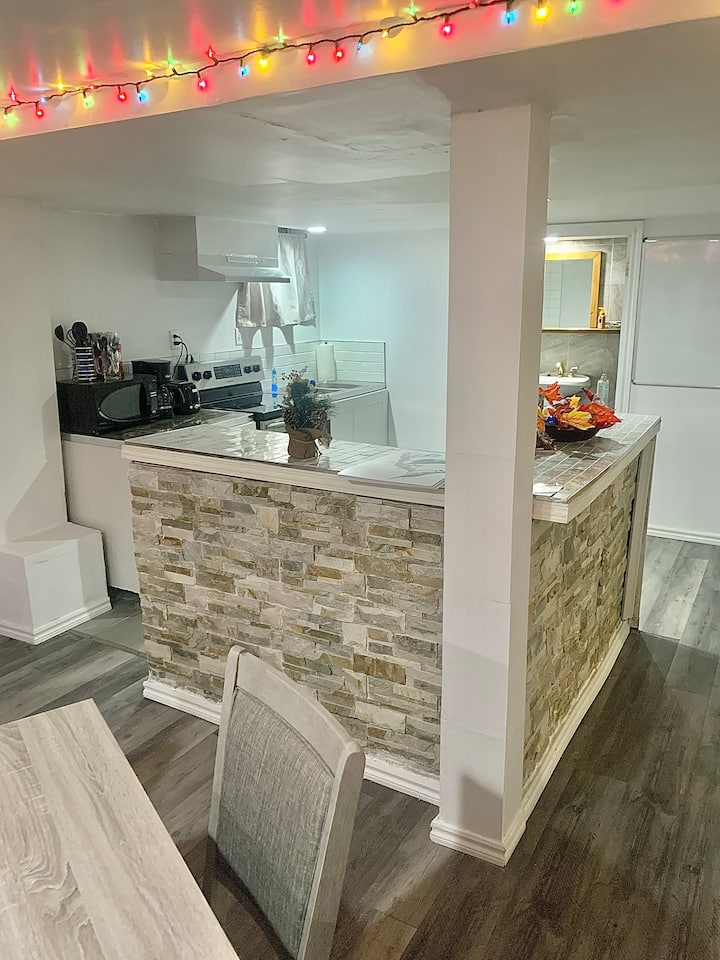 Full Basement W/ Private Entrance. Fr/en - Montreal
