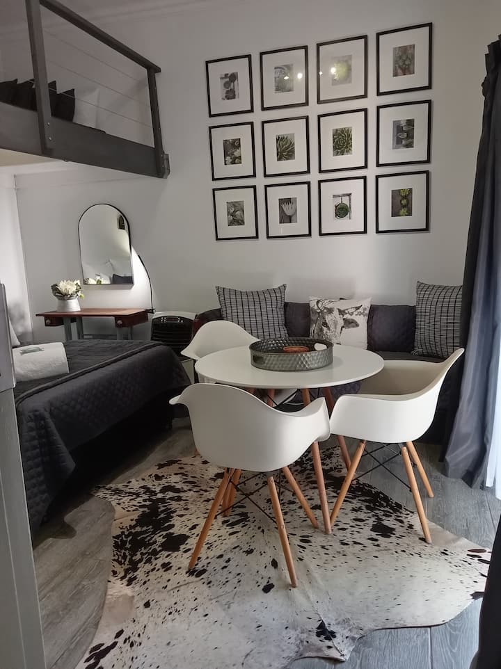 The Yellow Postbox 2/whole Guest Suite/faerie Glen - Pretoria