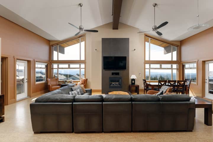 Big White Luxury Penthouse * Hot Tub *  Sleeps 12 - Big White Ski Resort, BC
