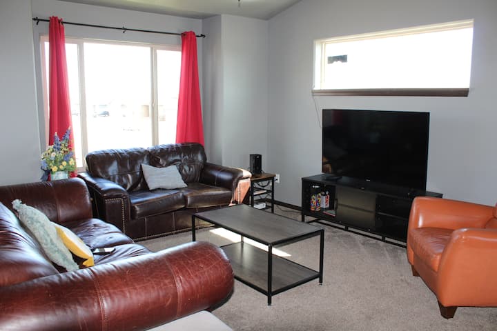 Modern And Clean Home - 10 Min From City Center - Sioux Falls, SD