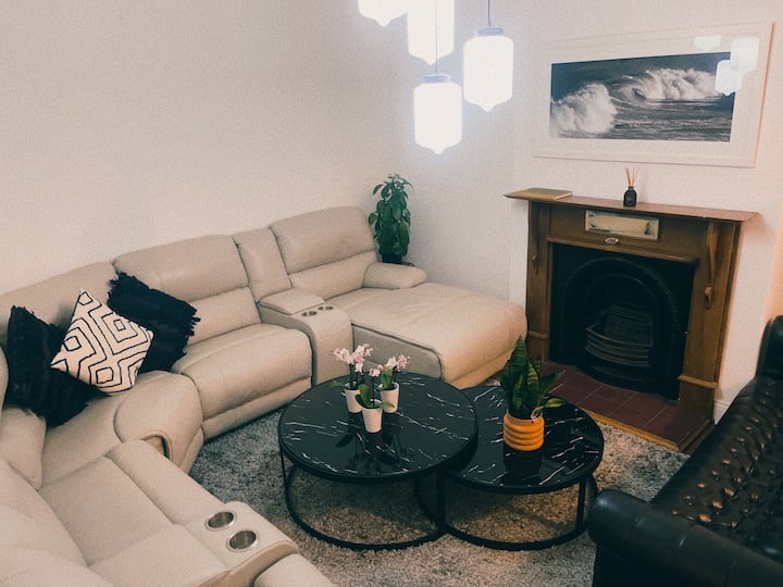 Central Location!
2bedroom, Living Room, Huge Tv - Surry Hills