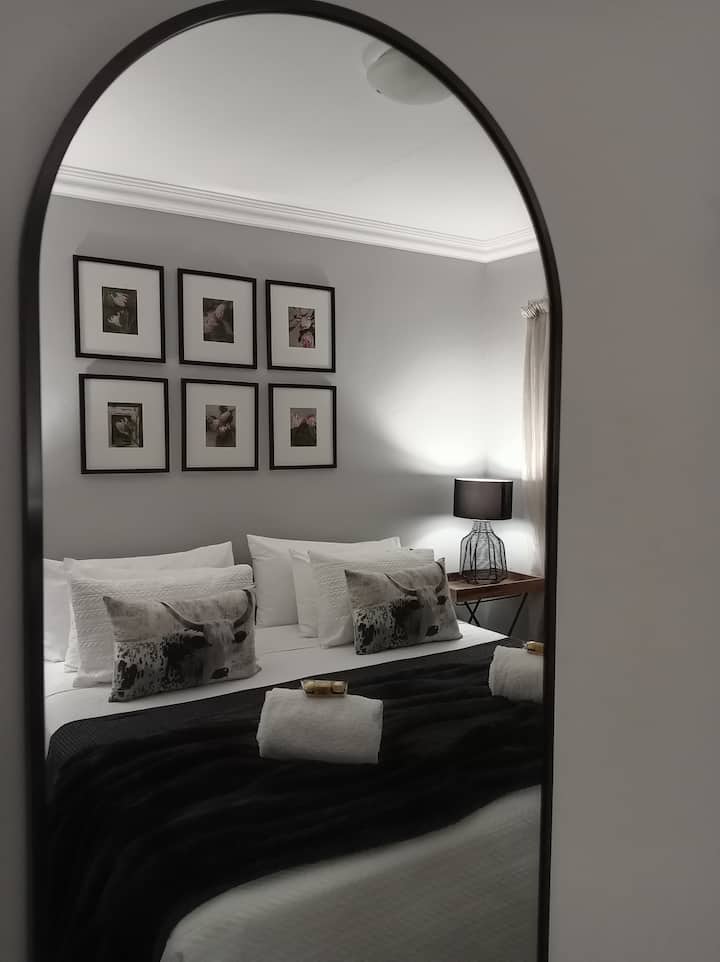 The Yellow Postbox 1/wholeguestsuite 
/Faerieglen - Pretoria