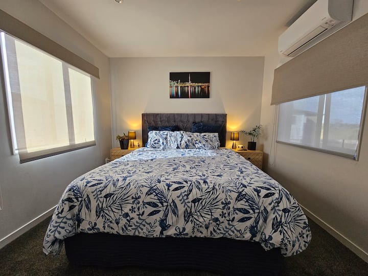 Cozy Airport Retreat With Perks - Auckland