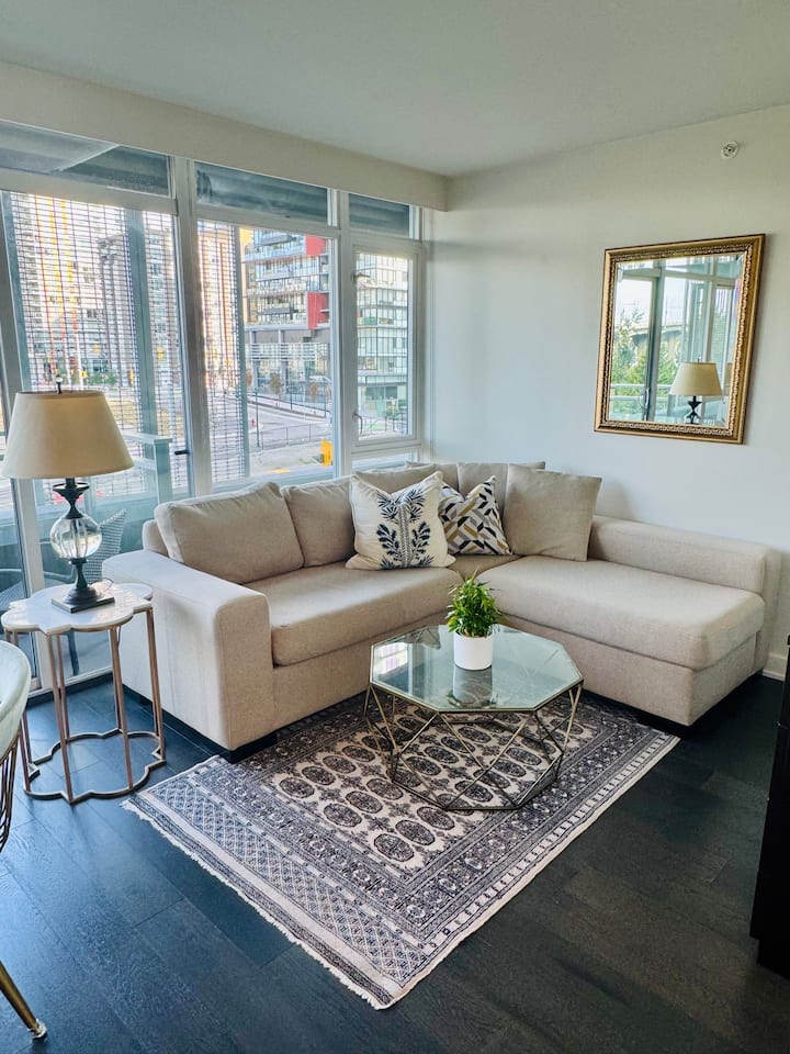 Luxury Downtown Condo A/c, Parking, Great Location - Vancouver