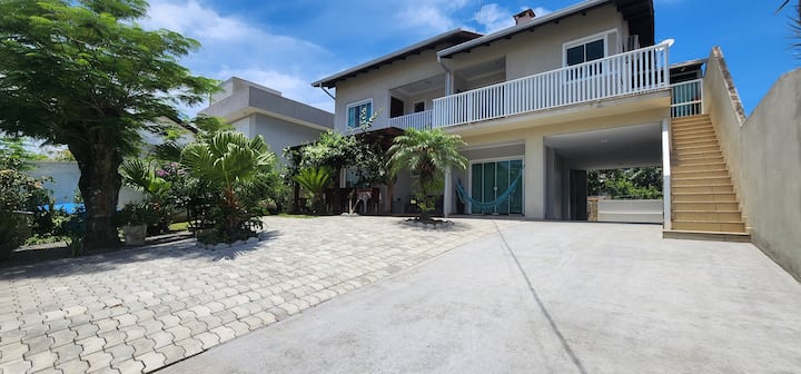 Férias  Em Bombinhas... Casa No Centro Da Cidade. - Bombinhas