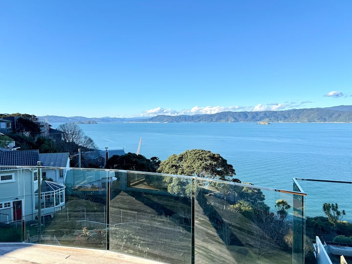 Karaka Bay Villa - 3 Bed W/ Stunning Harbour Views - Wellington