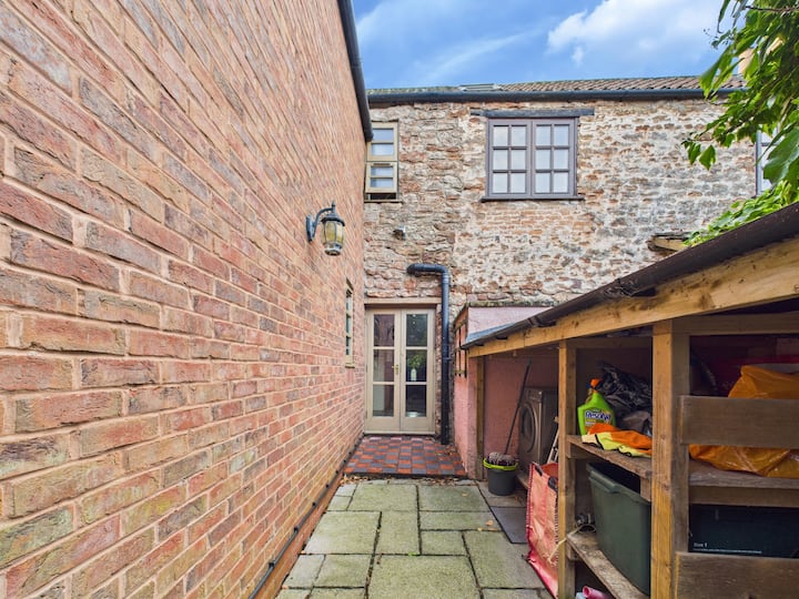 Cottage Retreat - 3 Double Bedroom - Bristol