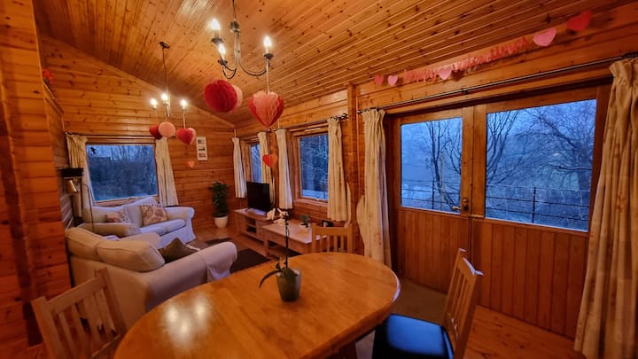 Peaceful Countryside Lodge With Hot Tub - Wales