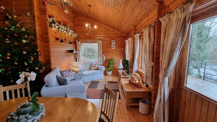 Peaceful Countryside Lodge With Hot Tub - England