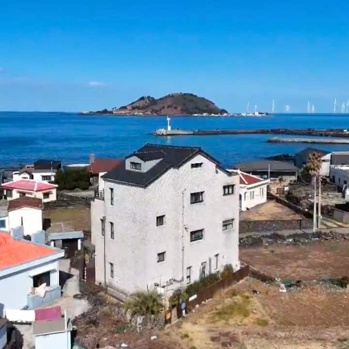 6인 ~ 8인 / 방 3 + 침대 3 + 욕실 3 / 협재 해수욕장 차로 3분 - Jeju-do