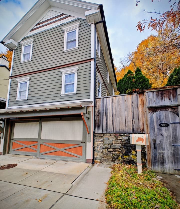 Sleeps 10 - Barn Door Cottage - 1 Night Stays - Lambertville, NJ