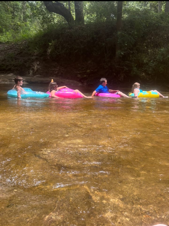 Creekland Farm.
Come Float Our Creek Or Pool. - Mississippi