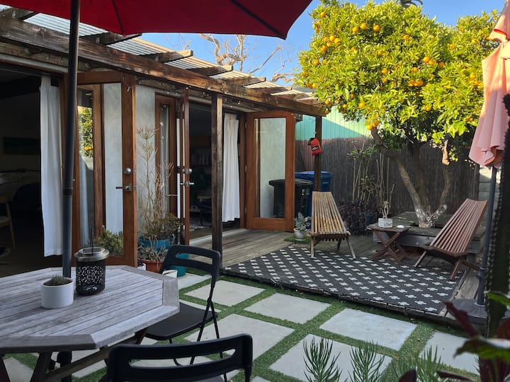 Cool Westside Private Bungalow With Patio - Santa Monica, CA