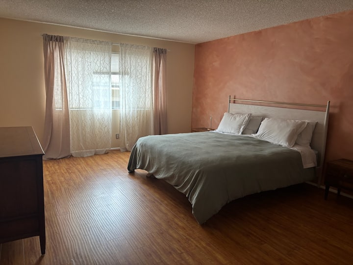 Beautiful Large 2 Bed/ 2 Bath South Of Sunset Blvd - Hollywood, CA