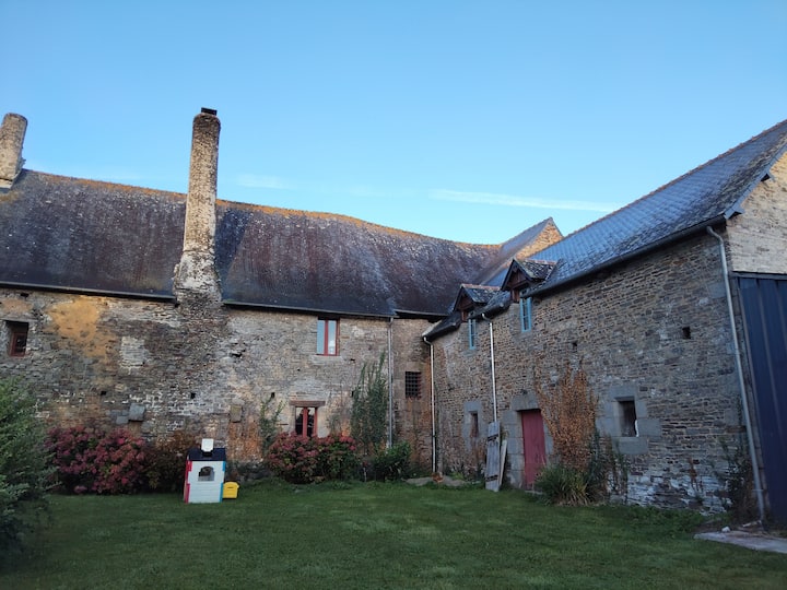 Logement Dans Beau Manoir Au Coeur Des Activités - Ille-et-Vilaine