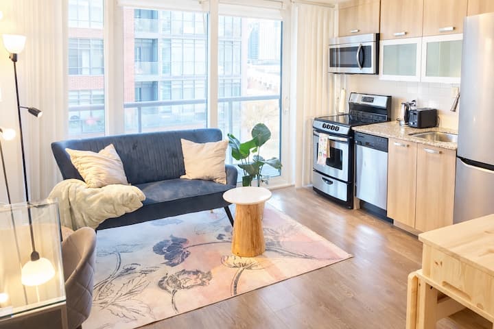 Clean, Comfortable & Central | Long-stay Friendly - Toronto, ON