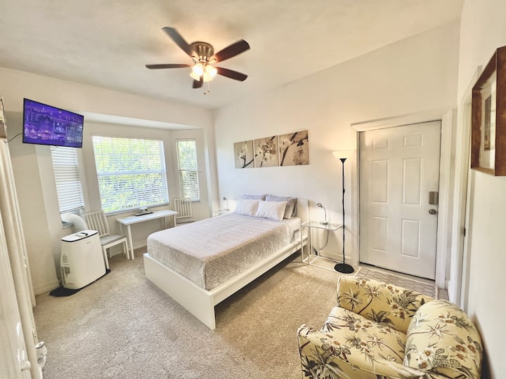 Quiet Private Suite | Fast Wi-fi | Central - Fort Myers, FL