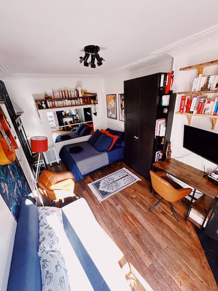 Large Room At The Top Of Montmartre - Paris