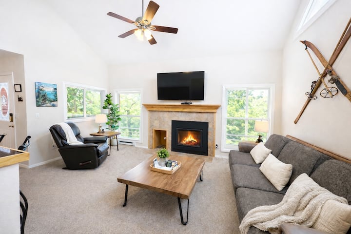 Walk Everywhere 3br | Lift, Dining & Hot Tub - Breckenridge, CO