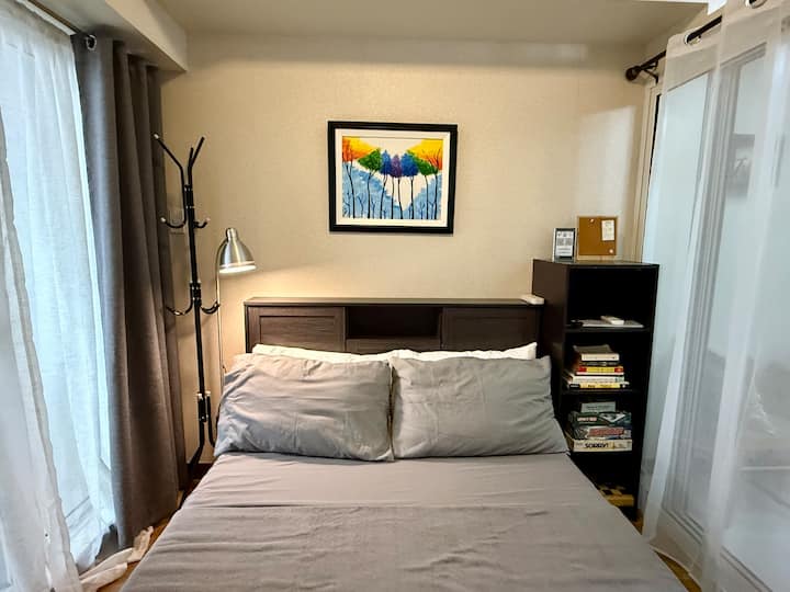 Affordable Luxurious Pad (Balcony,ntflx,wifi,pool) - Quezon City