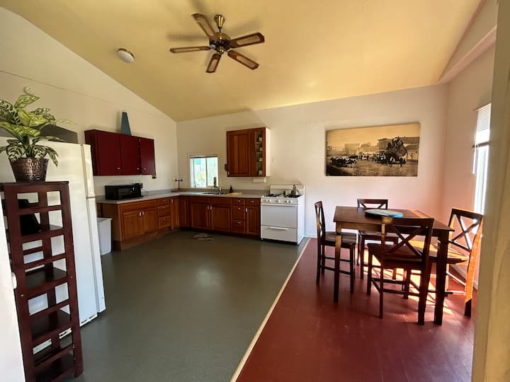 Rohner Ranch House Fast Wi-fi Work Crews Welcome! - Fortuna, CA