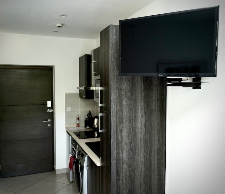 Cozy Studio Apartment, Embassy Gardens-cantonments - Accra