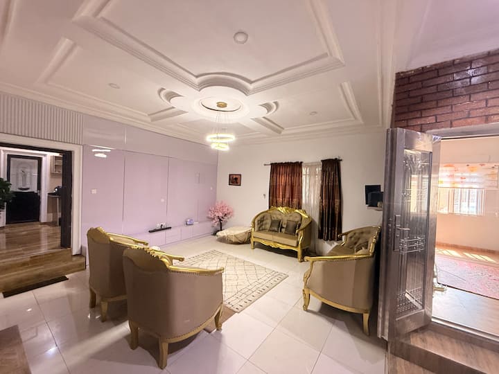 3-bedroom Bungalow. Free Parking On The Premises. - Benin City