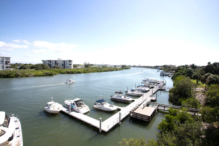Beautiful Updated Luxury Waterfront Condo 2/2, 4 Waterpark Passes, Steps To Gulf - Indian Rocks Beach, FL