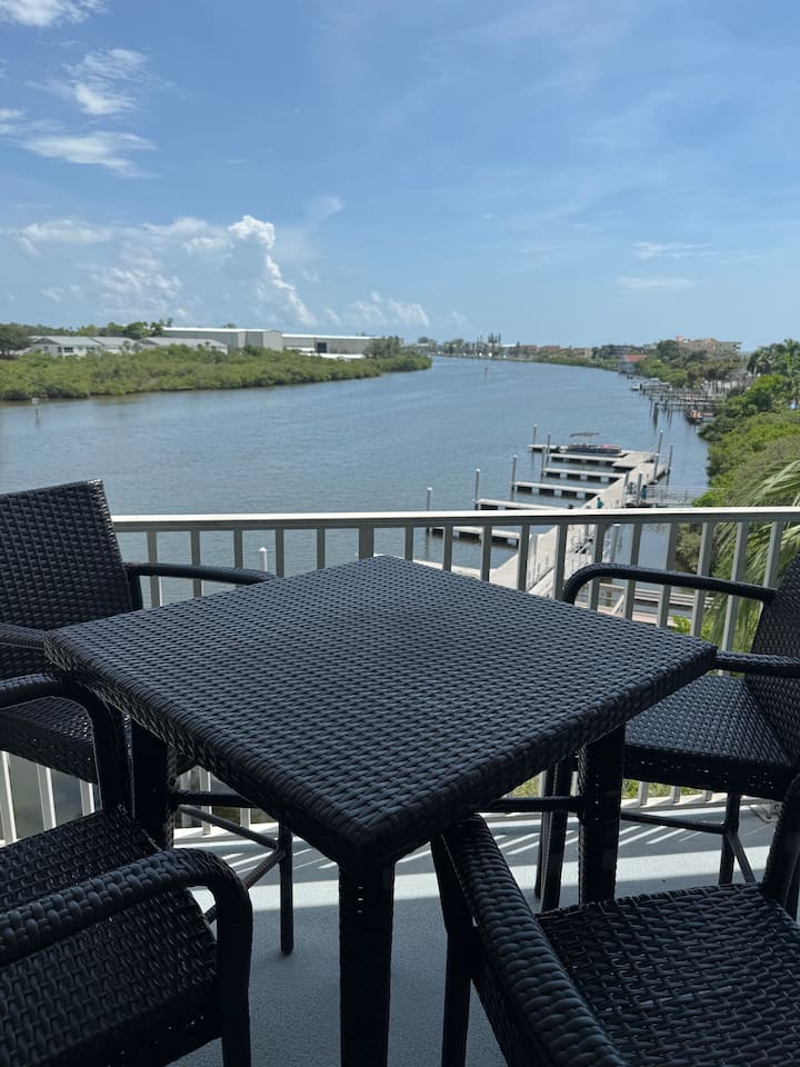 Waterfront Condo+4 Free Waterpark Passes-walk To Beach-family Favorite-sleeps 8 - Indian Rocks Beach, FL