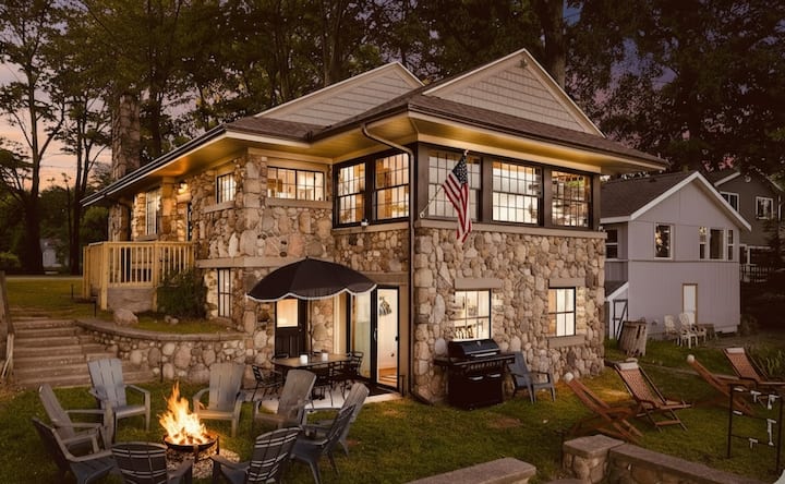 Hot Tub•fireplace•cozy & Serene Lakefront Cottage - Rifle River Recreation Area, Lupton