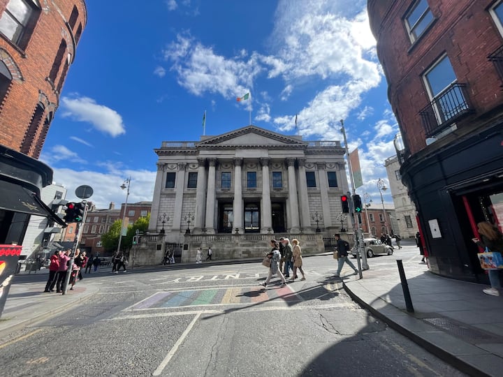 Cultural Quarter Convenience Near Dublin Castle - Dublín