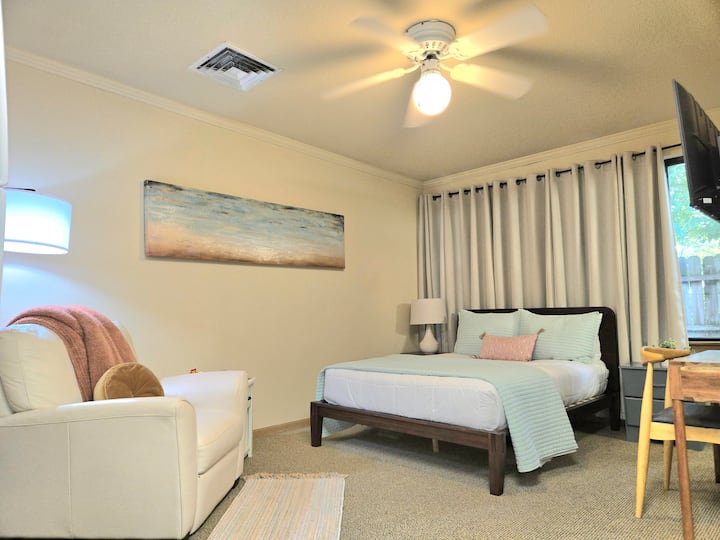 Delightful Studio 7 - Omaha, NE