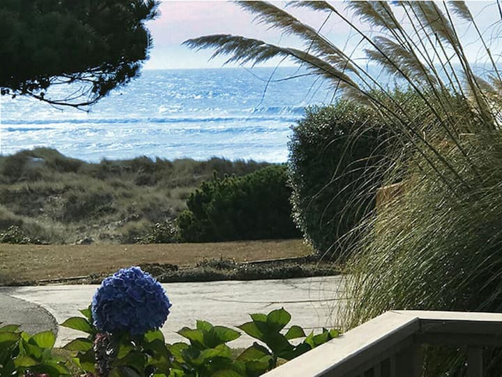 Sea Glass Chalet Vacation Home - Bandon, OR